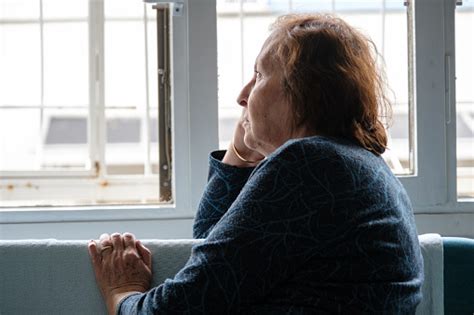 창 밖으로 보고 지루한 외로운 노인 여자 70 79세에 대한 스톡 사진 및 기타 이미지 70 79세 가정 생활 거실 Istock
