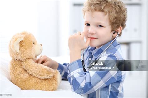 테 디 베어와 청진 기는 의사로 서 재생 어린이 환자 Afrer 건강 시험 가정 생활에 대한 스톡 사진 및 기타 이미지 가정 생활 가정의 방 건강 진단 Istock