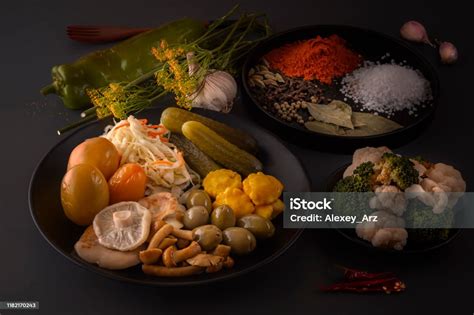 발효 식품 양배추 고추 피클 토마토 버섯 호박 검은 접시에 마늘 소금에 절인 향신료와 어두운 테이블에 마늘 건강한 생활방식에 대한 스톡 사진 및 기타 이미지 Istock