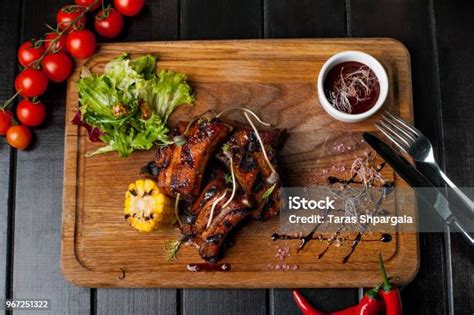 발레 리아 누스 로즈마리 옥수수와 샐러드 나무 보드에 구운된 갈비 고기에 대한 스톡 사진 및 기타 이미지 고기 구이 굽기 Istock