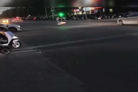 红绿灯长时间不变灯，路过女子手动“变灯” 红绿灯 女子