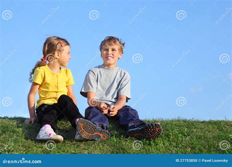 De Jongen En Het Meisje Zitten Samen Op Gras Stock Foto Image Of Menselijk Mooi