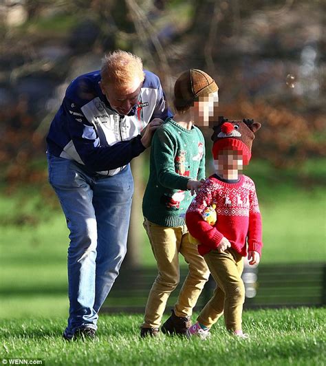 Chris Evans And Wife Natasha Enjoy Day Out With Sons Noah And Eli In London Daily Mail Online