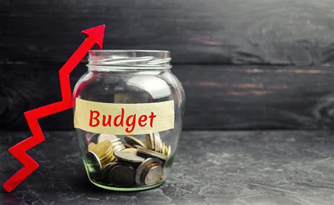 유리 항아리 동전과 비문 예산 위쪽 화살표와 사업 성공 금융 성장과 부의 개념 이익 및 투자 펀드 증가 돈을 절약 하 고 축적 0명에 대한 스톡 사진 및 기타 이미지