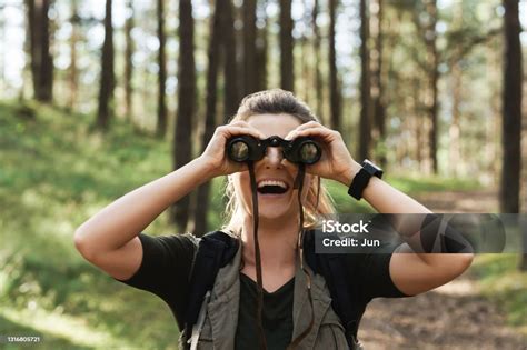 Pendaki Perempuan Menggunakan Teropong Untuk Mengamati Burung Di Hutan Hijau Foto Stok Unduh