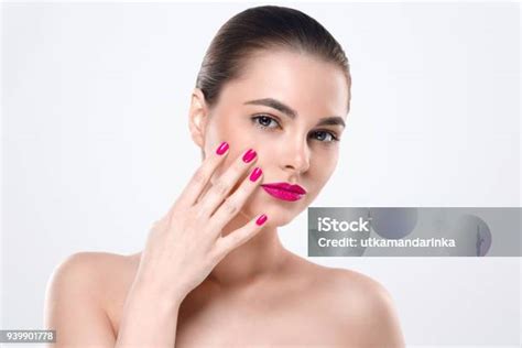 붉은 손톱과 입술 흰색 절연 여자 모델 컬러 메이크업입니다 곁눈질에 대한 스톡 사진 및 기타 이미지 곁눈질 곱슬 머리 귀여운 Istock