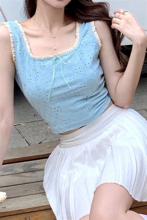 파인 레이스 스티치 펀칭 자수 나시 크롭 탑