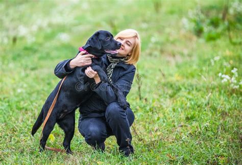 Mujer Joven Que Juega Con Su Perro Foto De Archivo Imagen De Hermoso