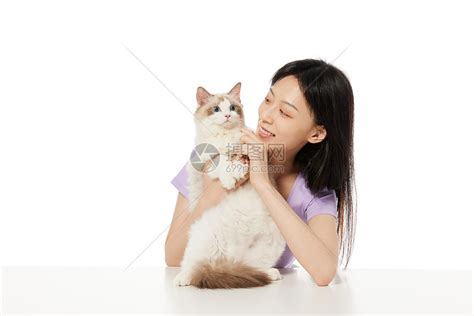 美女主人与宠物猫咪玩耍高清图片下载 正版图片501773086 摄图网