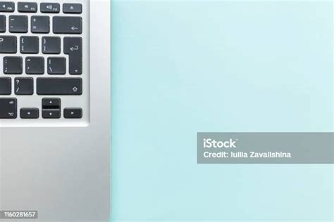 파란색 파스텔 책상 배경에 격리 키보드 노트북 컴퓨터 최신 정보 기술 및 소파웨어 발전 개념에 대한 스톡 사진 및 기타 이미지