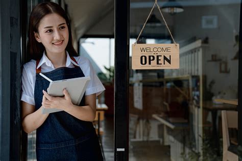 스타트 업 성공 중소기업 소유자 Sme 뷰티 걸은 커피 숍 레스토랑 아시아 황갈색 여성 바리 스타 카페 소유자 기업가 판매자