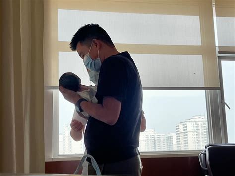 「關於生孩子後，才能在婚姻中的體會」 分娩後的前幾天 大概是身為一個人最不體面也最沒有尊嚴的時候 因為生產剪會陰，縫了七八針 因為順產，盆骨
