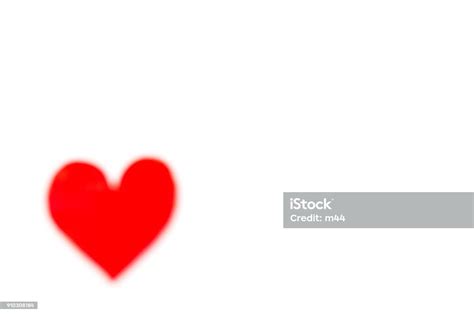 화이트 파스텔 플라스틱 질감 배경 종이 레드 심장의 추상적인 부분 이죠 발렌타인 개념입니다 최소한의 개념입니다 공간 복사 2월에 대한 스톡 사진 및 기타 이미지 Istock