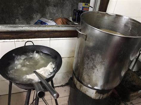 实拍街头狗肉店 小狗全身被卤熟