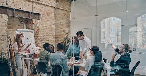 회의실에 서서 비즈니스 프레젠테이션을 진행하는 현대 젊은 여성 사진 Unsplash의 실내 이미지