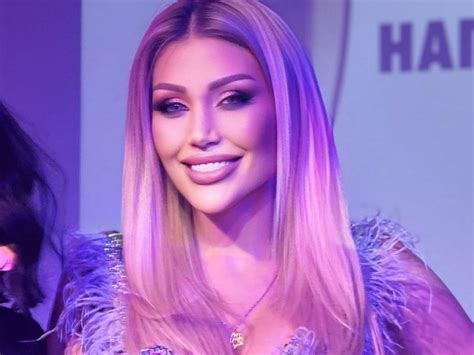 Събориха Джулиана Гани на сцената докато взимаше наградата Модна икона 2022