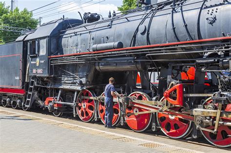 기차역에서 검은 색 복고풍 증기 기관차를 확인하는 작업자 객차에 대한 스톡 사진 및 기타 이미지 객차 검사 보기 검은색