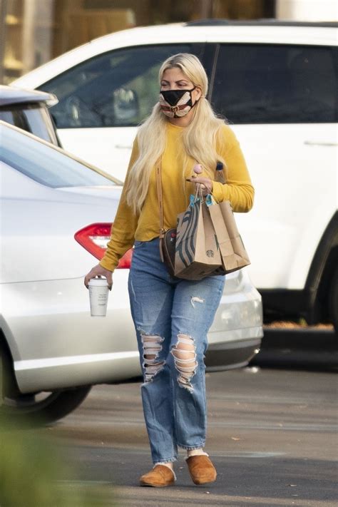 Tori Spelling In Casual Outfit Starbucks In Calabasas 01032021