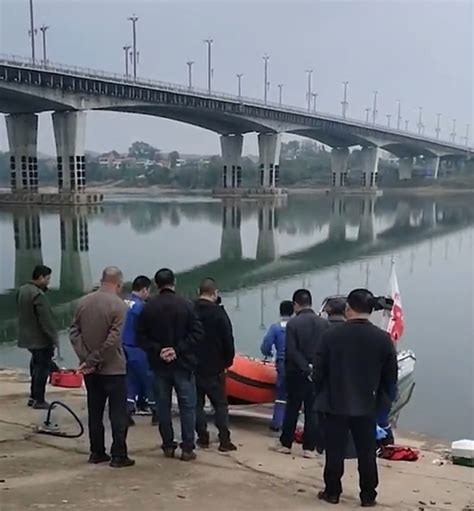 湖南一女子带着2岁孩子跳河轻生，救援队：母亲已被救起，孩子尚未找到手机新浪网