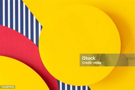 추상적인 트렌디 한 패션 컬러 종이 질감 배경 멤피스 지오메트리 스타일 노란색 빨간색 파란색 흰색 색상 기하학적 모양과 줄무늬 선 상단보기 평평한 누워 강단에 대한 스톡