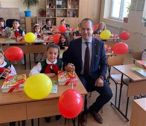 Хванал за ръка дъщеря си Кметът на Враца честити първия учебен ден на децата