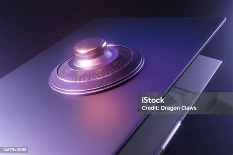 실버 노트북에 부착된 볼트 다이얼 컴퓨터 시스템의 사이버 보안 취약성 및 보안 허점의 개념에 대한 설명 은행 금고에 대한 스톡 사진 및 기타 이미지 Istock