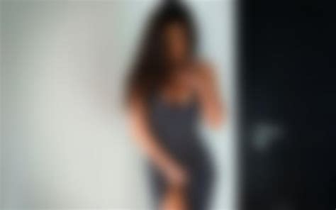 Обои на рабочий стол Девушка с длинными седыми волосами в сером кокошнике обнимает волка обои