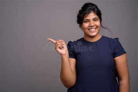 Mujer India Hermosa Gorda Joven Contra Fondo Gris Imagen De Archivo Imagen De Copia Tiro