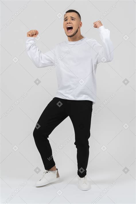 소리를 지르며 주먹을 꽉 쥐는 청년 사진
