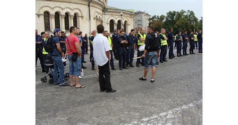 Протестиращи се насочиха към полицейския кордон видео