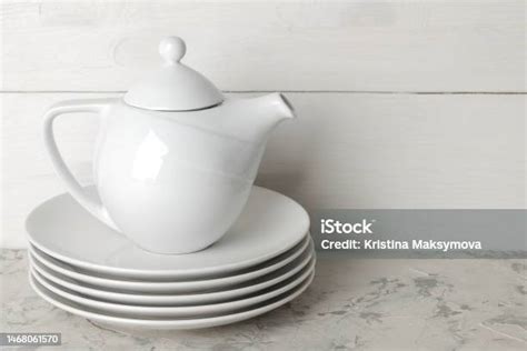 접시 더미 밝은 콘크리트 배경에 식기 테이블을 제공하기위한 요리 흰색 접시와 주전자 0명에 대한 스톡 사진 및 기타 이미지