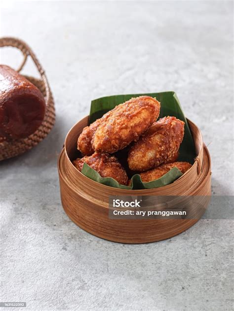 Gemblong Getas는 액체 갈색 설탕으로 코팅 된 찹쌀 가루로 만든 인도네시아 전통 스낵 중 하나입니다 스낵에 대한 스톡 사진 및 기타 이미지 Istock