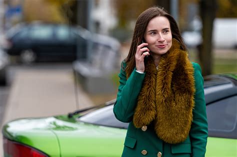 휴대 전화를 사용하여 거리 또는 주차에 차 근처에 서 버스신 여자 거리에 대한 스톡 사진 및 기타 이미지 거리 교통 기업 비즈니스 Istock