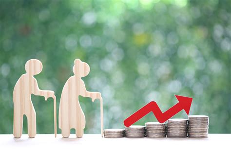 뮤추얼 펀드 자연 녹색 배경에 동전 돈 더미에 사랑 커플 시니어 및 빨간색 화살표 그래프 미래의 준비를위한 돈을 절약하고 연금 은퇴 개념 0명에 대한 스톡 사진 및 기타