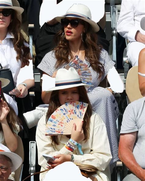 زن نامرئی چهار شگفت انگیز انگار با دخترش دوقلو استجسیکا آلبا ۴۲ ساله همسن دخترش به نظر میرسد