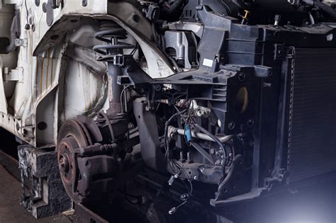 해체 된 후드와 금속 그릴및 차고 상자에 다양한 부품과 자동차 수리 서비스에서 사고 후 자동차의 전면 부분 0명에 대한 스톡 사진 및 기타 이미지 Istock