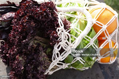 야채 과일과 신선한 허브를 곁들인 에코 백 유기농 녹색 채소를 곁들인 친환경 메쉬 백 제로 폐기물 플라스틱 무료 개념 건강한 깨끗한 식생활 식단과 해독 0명에 대한 스톡