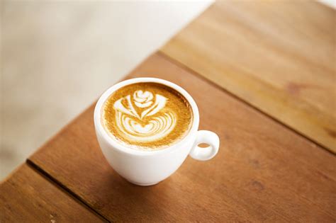 나무 갈색 배경에 아름다운 라떼 아트가있는 카푸치노 한 잔 가장자리에 대한 스톡 사진 및 기타 이미지 가장자리 탁자 테이블탑샷 Istock