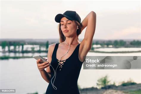 피트 니스 운동에 여자를 실행 하는 무선 이어폰 액티브 라이프 스타일 선수 해변에 귀에 장비와 스마트폰 음악 전화 애플 리 케이 션을 듣고 가냘픈에 대한 스톡 사진 및 기타