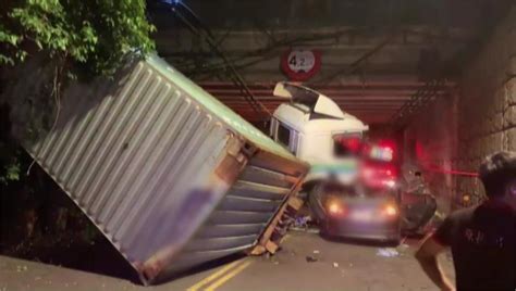 衝破國道護欄、翻落邊坡 貨櫃車「從天而降」壓毀小轎車
