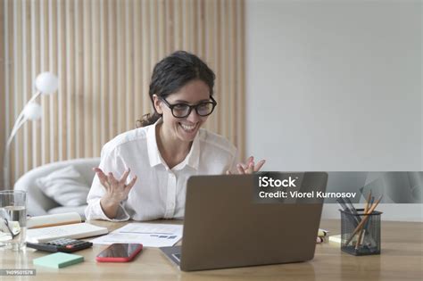 직장에서 노트북으로 좋은 소식을 읽는 이탈리아 사업가 30 34세에 대한 스톡 사진 및 기타 이미지 30 34세 경영자 기업가 Istock