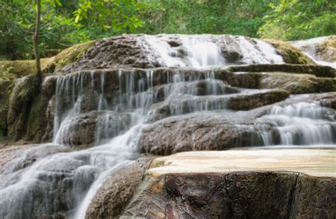 야외 폭포 녹색 무성한 열대 우림 자연 배경에 있는 나무 탁자 연단 유기농 건강 천연 제품 현재 배치 받침대 카운터 디스플레이