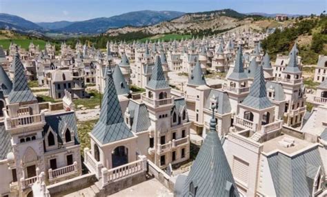 El Impresionante Barrio Lleno De Castillos Disney Abandonados La Neta