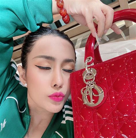 វ៉ាង ស្រីណូ រងគេរិះគ ន់ក្នុងហ្វេសប៊ុក ក្រោយកាត់លុយ៣០០ដុល្លារ យកហេងពីម្ចាស់លុយបាញ់ខុសកុង