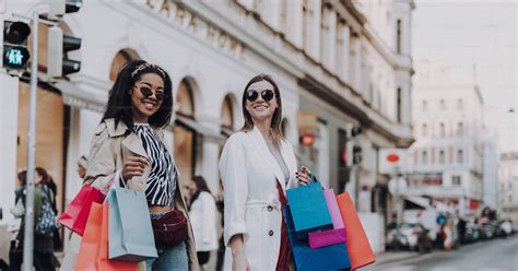 아름 다운 세련 된 여자는 함께 시간을 보내고 쇼핑을 즐긴다 그들은 화려한 종이 봉지를 들고 웃고 있습니다 사진 Unsplash의 우정 이미지