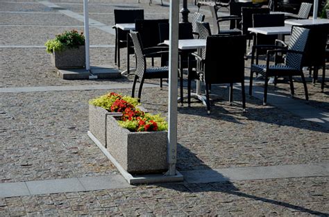 화강암 자갈 마을 광장에 포장화 꽃 침대의 가장자리에 연간 농장과 다년생 화단 입구에 대한 돌 기둥과 돌 쓰루와 화분 식물 시멘트에 대한 스톡 사진 및 기타 이미지 Istock