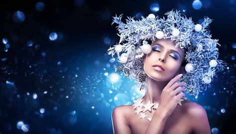 Красивая девушка с закрытыми глазами в новогоднем венке на голове обои для рабочего стола