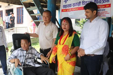 अपाङ्गता भएका व्यक्तिहरुलाई परिचय पत्र तथा सहायक सामाग्री वितरण