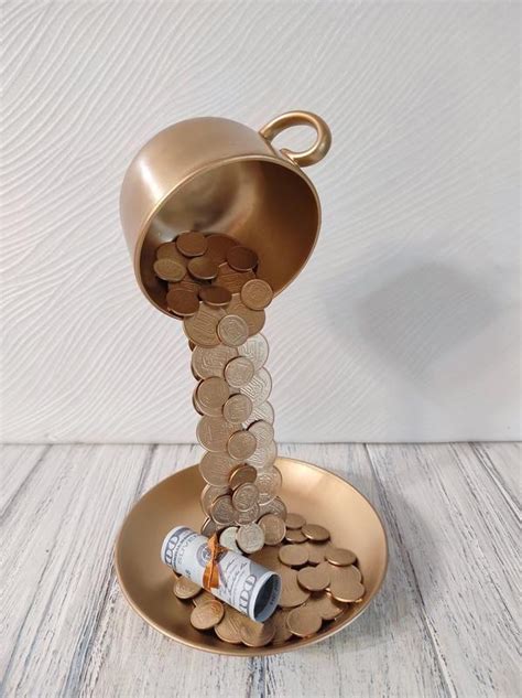 Сувенір статуетка левітуюча чашка з золотим напиленням та монетами ручна робота хендмейд