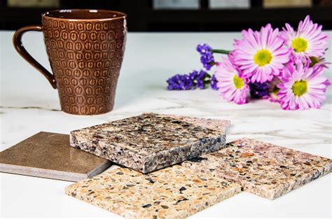 컵 커피와 흰 대리석 표면에 꽃의 다양 한 화강암 부엌 싱크대 샘플 0명에 대한 스톡 사진 및 기타 이미지 0명 가정 주방